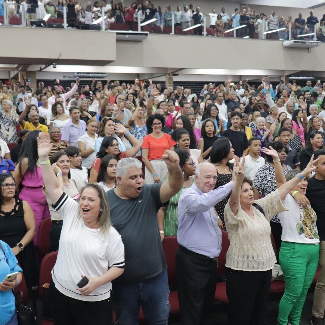 Ministração do Pastor Mario de Oliveira durante a ‘Conferência Nacional ...