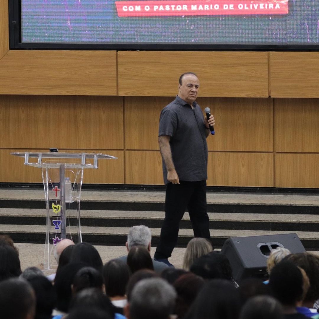 Ministração do Pastor Mario de Oliveira durante a ‘Conferência Nacional ...
